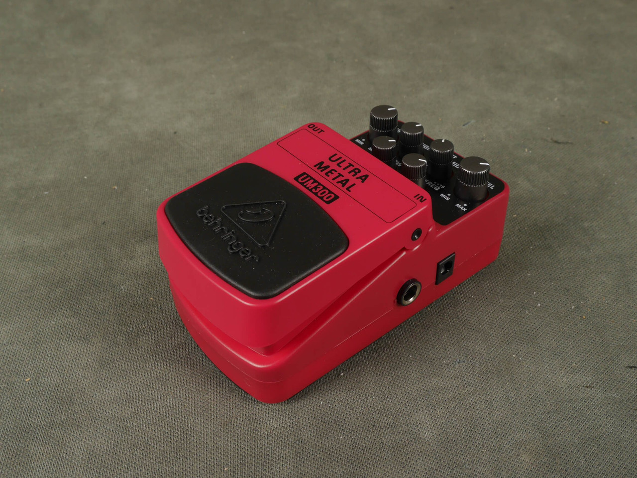 Behringer UM300 Ultra Metal Distortion FX Pedal w/Box - 2nd Hand