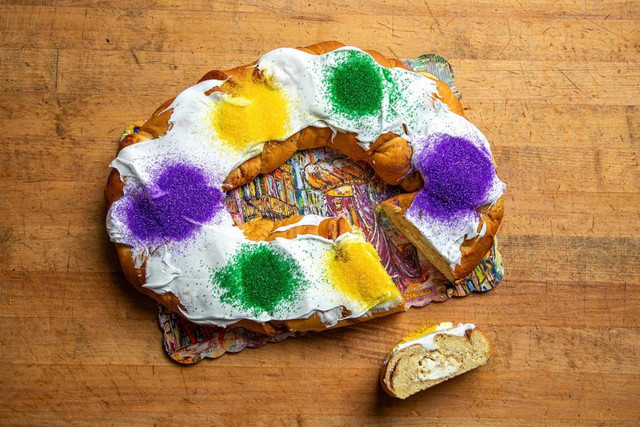 Caluda's Cream Cheese King Cake with Bead Pack (Icing on the Side)