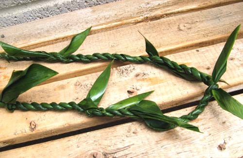 Ti LEAF LEI - Orchid Dynasty
