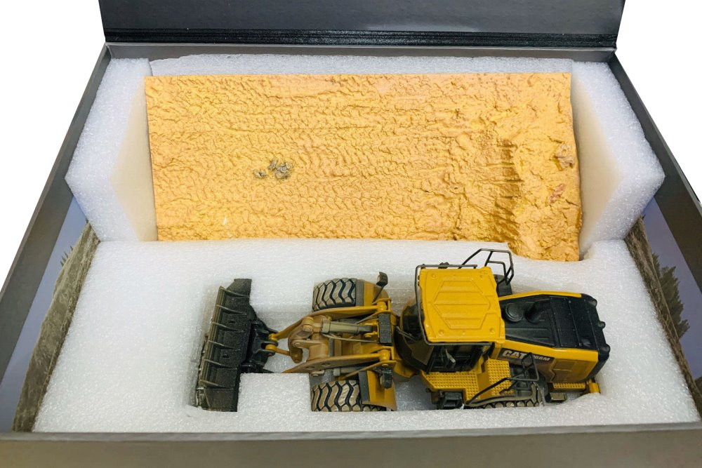 Caterpillar 966M Weathered Wheel Loader with operator - Diecast Masters ...
