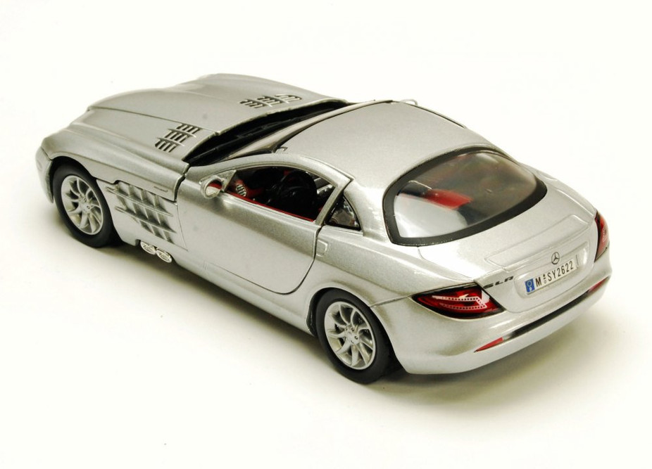 Diecast Car w/Trailer - Mercedes Benz SLR McLaren, Silver - Motormax 73306 - 1/24 scale Diecast ...