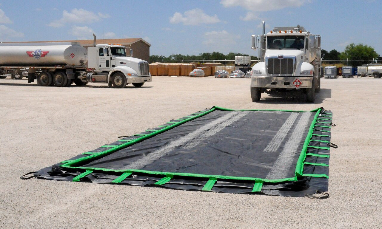 Ultra-Containment Rapid Rise Spill Berm - 15' x 20' x 12" - Economy ...