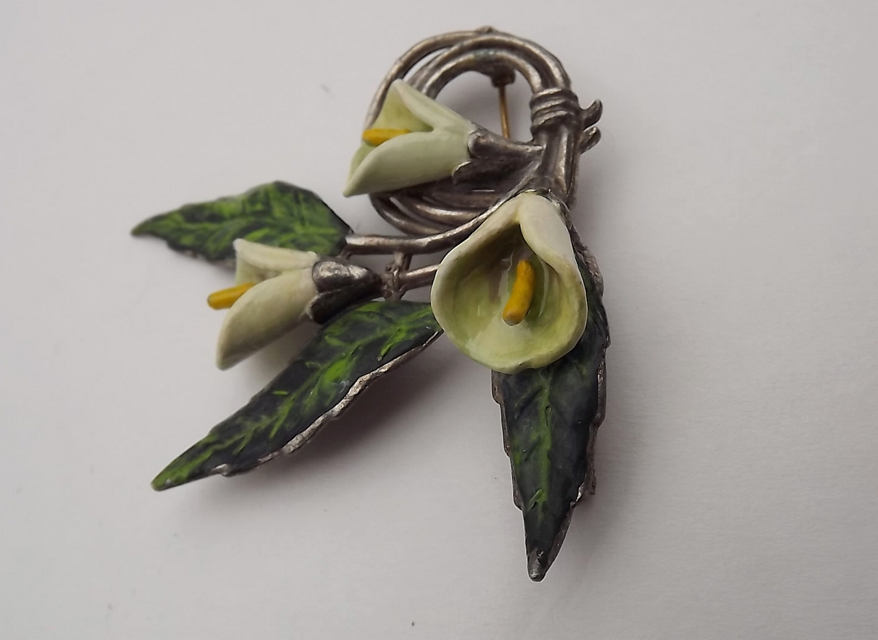 - Vintage Enameled CALLA LILY PIN BIG ENAMEL GREEN LEAVES Unsigned CORO