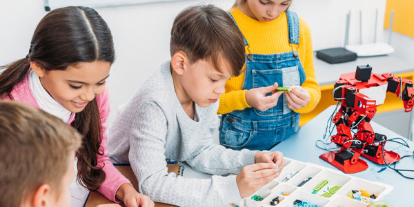 How STEAM Kits Teach Students Essential Skills - Encore Data Products, Inc.