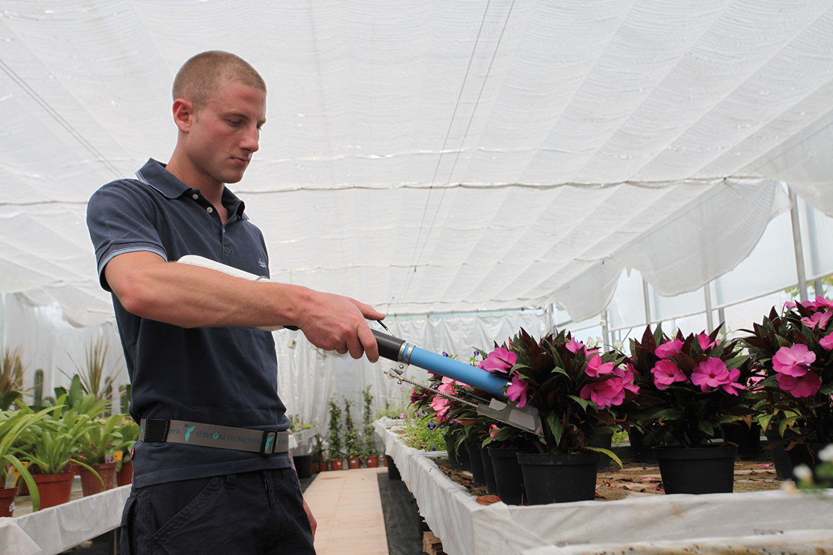 Fertil Handheld Topdressing Fertiliser Dispenser (Short) | The Garden ...