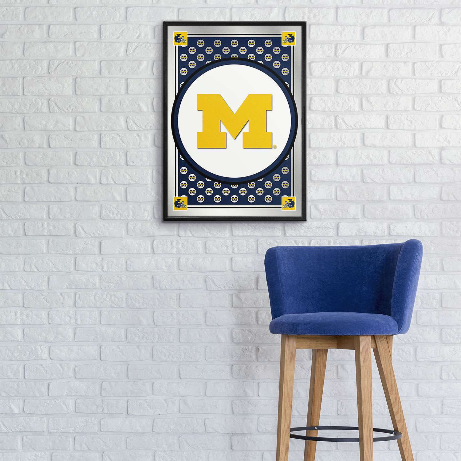 Michigan Wolverines: Team Spirit, M - Framed Mirrored Wall Sign