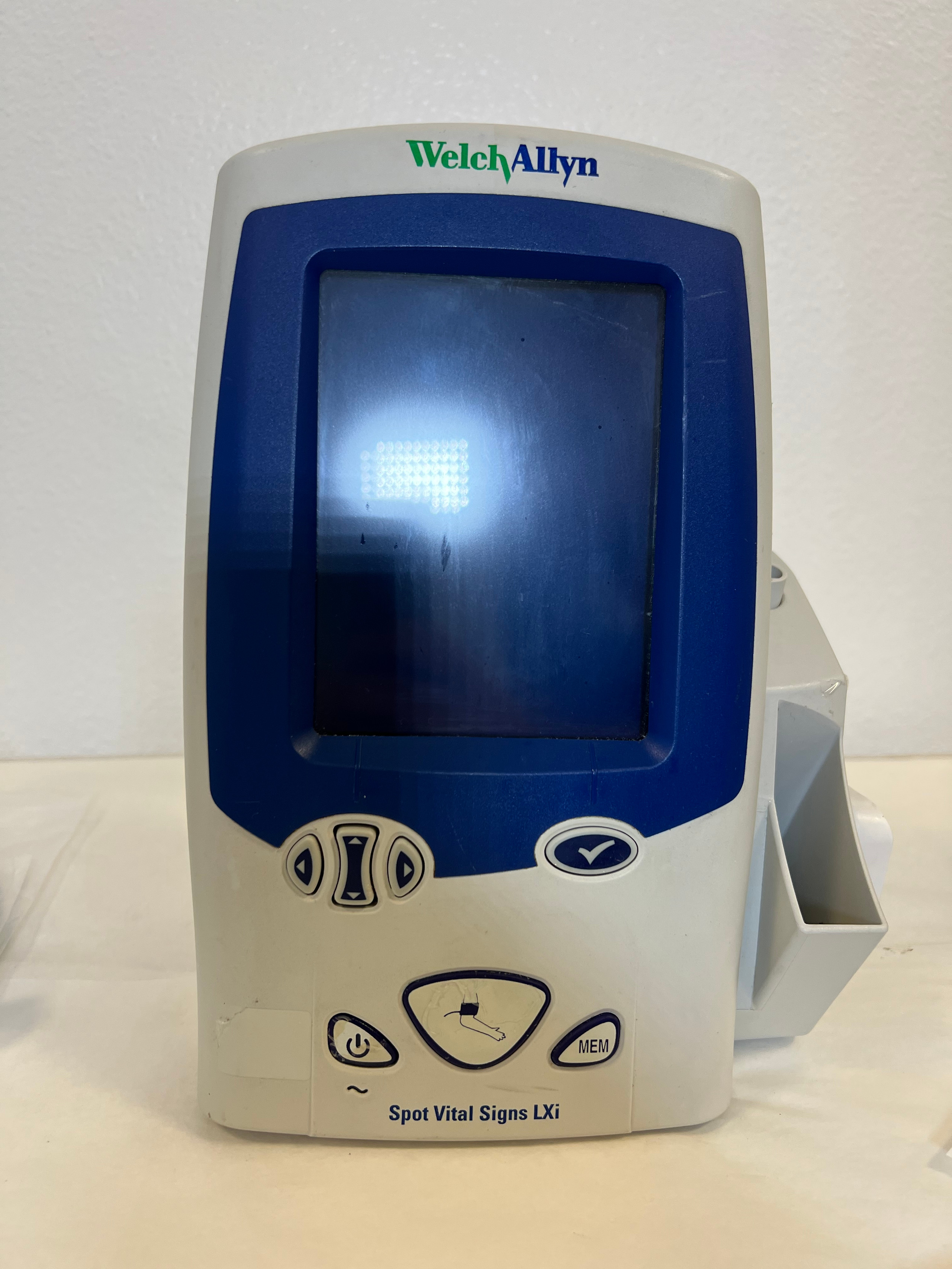 Welch Allyn Spot Vital Signs Monitor LXI with Accessories NIBP, SpO2 ...