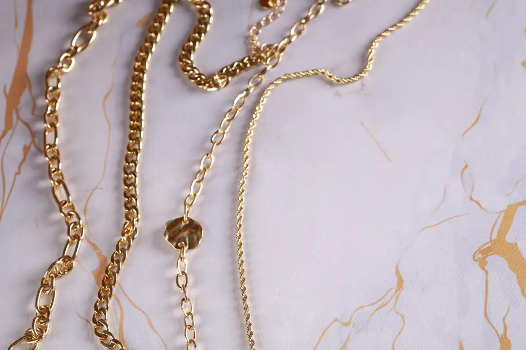 Cuban vs Curb Chain: Key Differences and Style Guide - HarlemBling