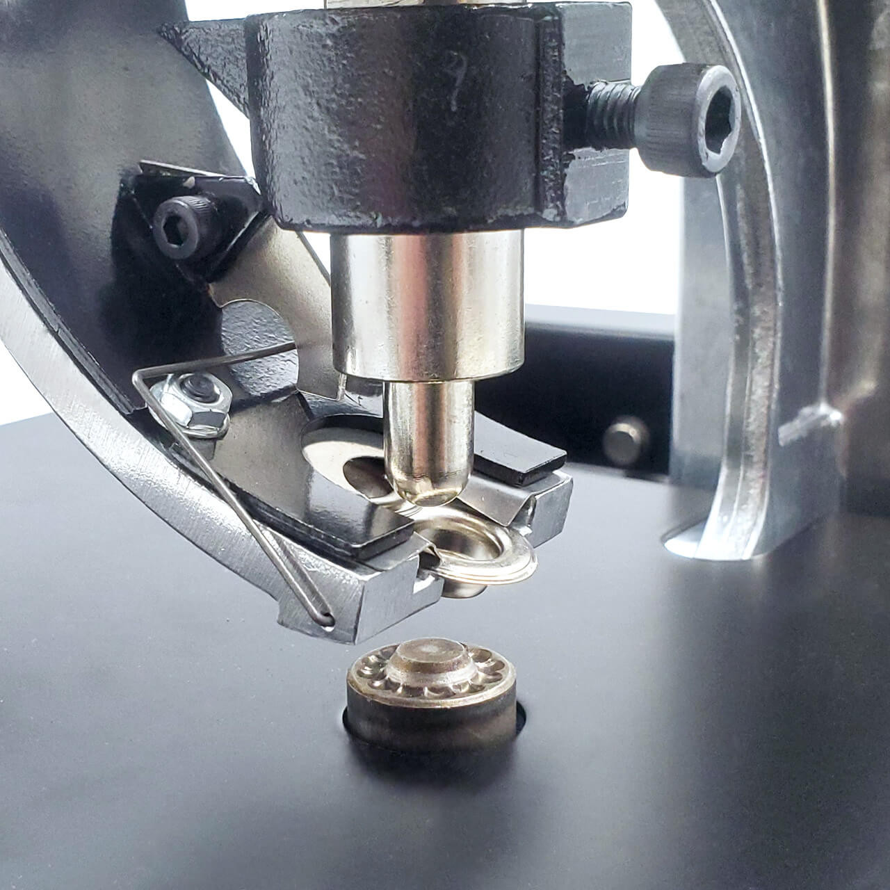 Auto Loading Grommet Press Machine with 5,000 Grommets