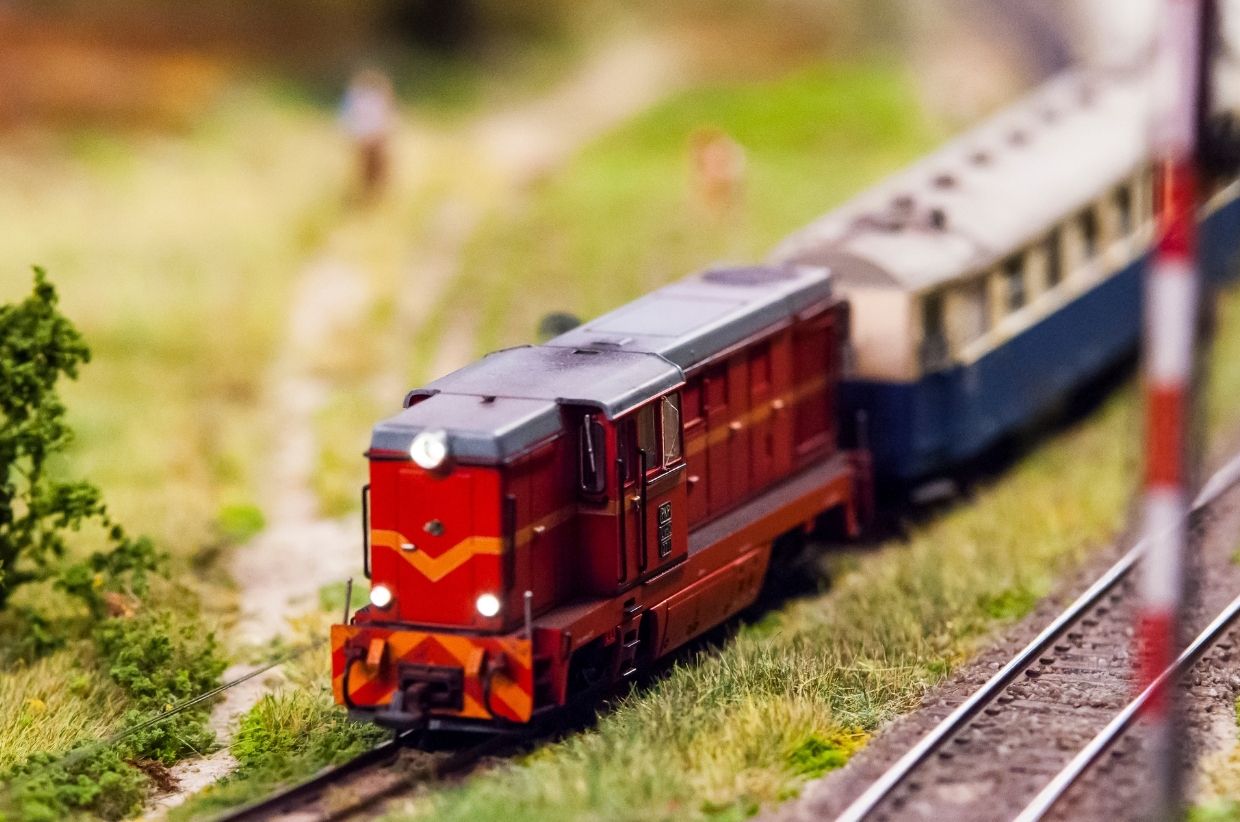 How Do Model Railroad Train Track Currents Work? - Midwest Model Railroad
