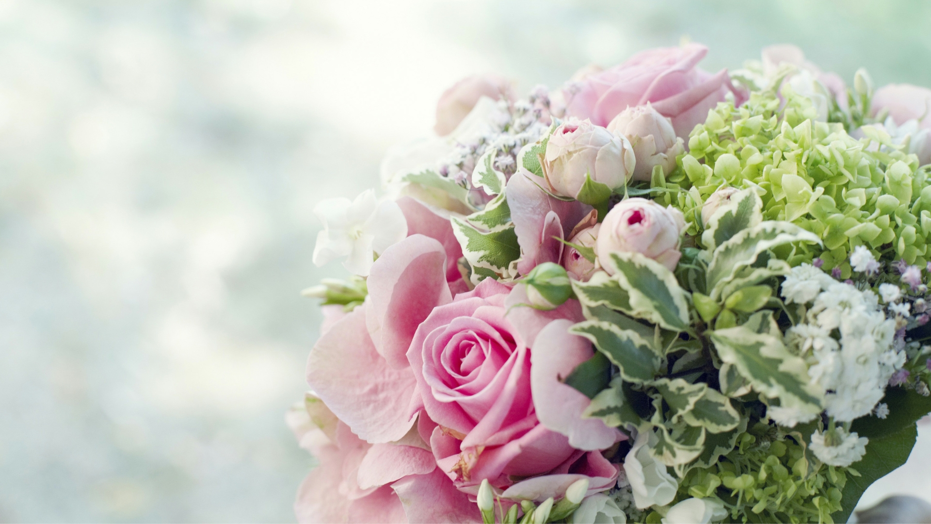 What a Flower Arrangement Delivery Offers Recipients