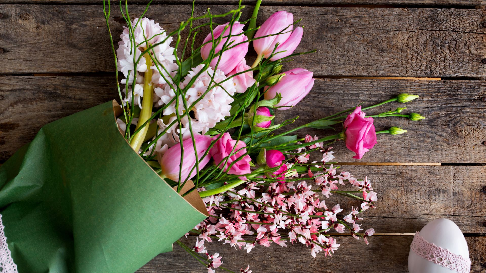 Spring-Inspired Floral Arrangements for Your Easter Table Centerpiece ...