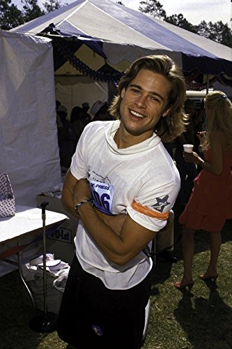 Brad Pitt smiling Photo Print 8 x 10 - Warehousesoverstock