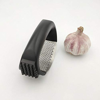 The arc-shaped design of the manual garlic masher circular garlic press ...