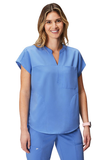 Fabletics Women's Evolve 3-Pocket Scrub Top with an Oversized Fit ...