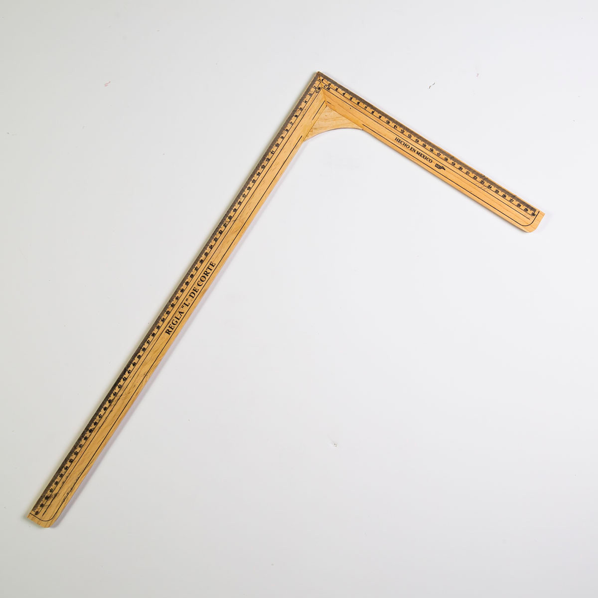 Regla de madera para trazar L