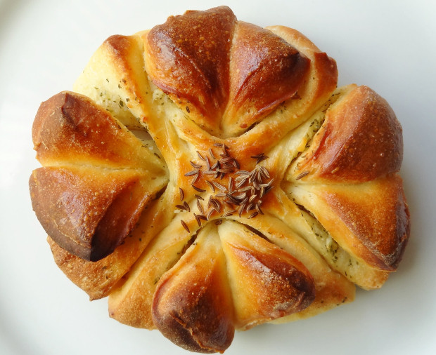 Garlic Butter Clover Bread Rolls - (Free Recipe below)