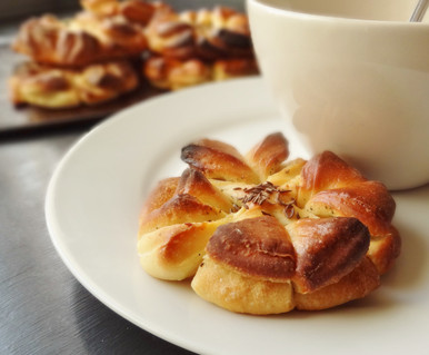 Garlic Butter Clover Bread Rolls - (Free Recipe below)