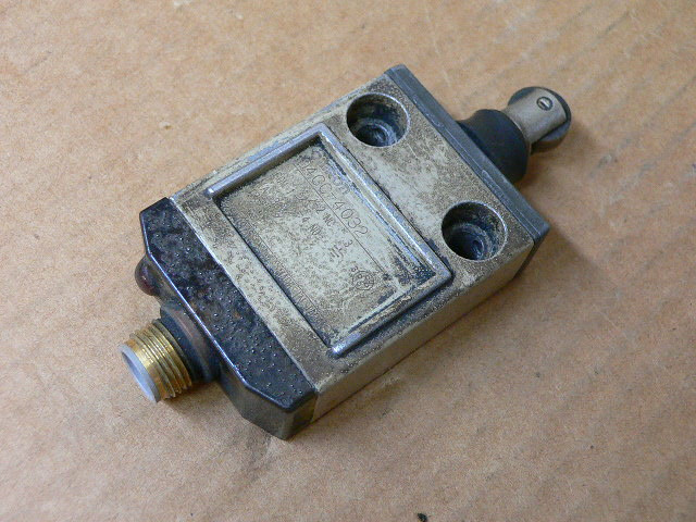 Omron D4cc-4032 General-Purpose Limit Switch - Fen Industrial