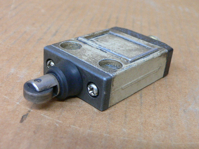 Omron D4cc-4032 General-Purpose Limit Switch - Fen Industrial