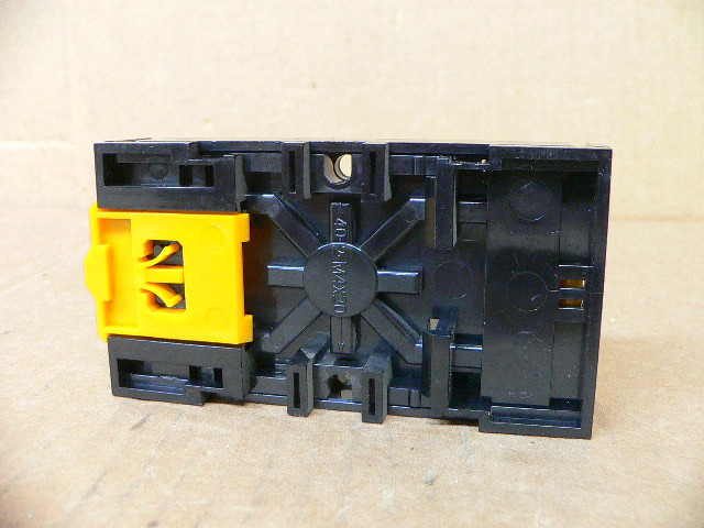 OMRON 8PFA1 8-PIN RELAY SOCKET - Fen Industrial