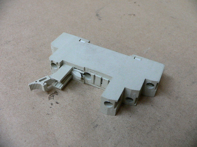 Omron P2rf-05-E Relay Socket - Fen Industrial