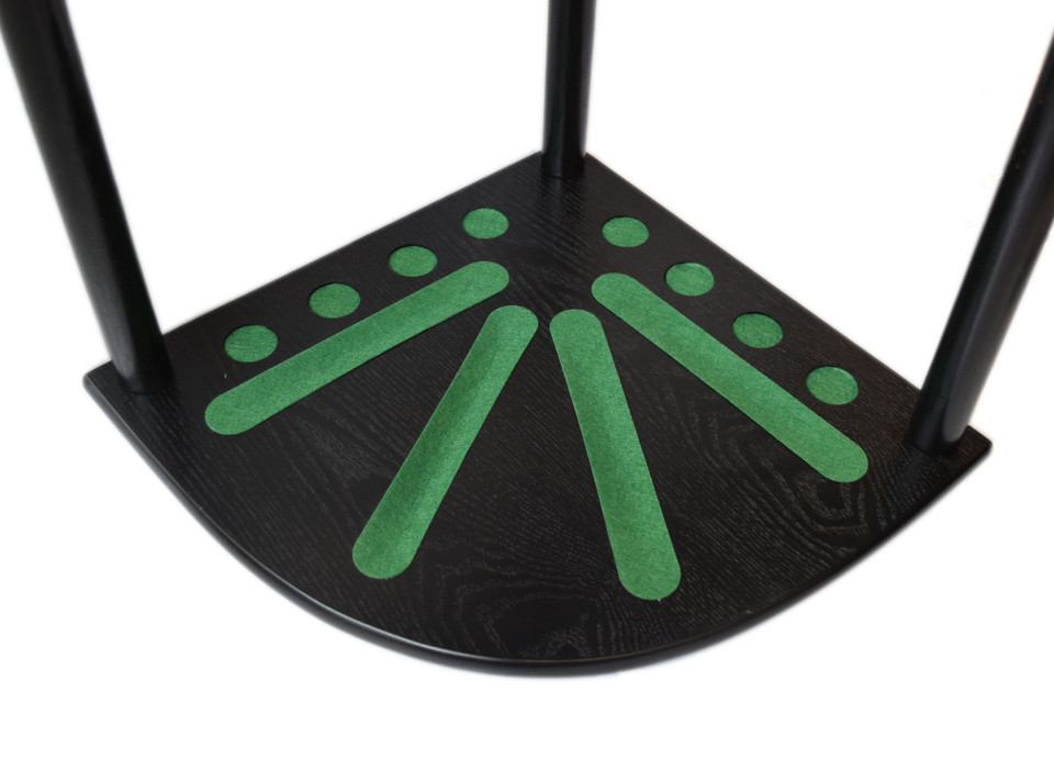8 Cue Corner Floor Rack - Black