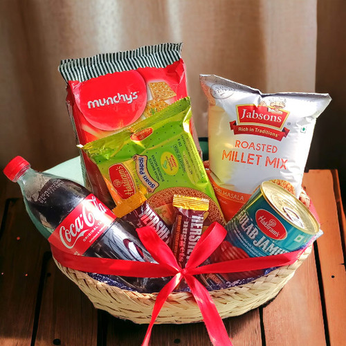 Delicious Treats and Foods Gift Combo in a Bamboo Basket Gift Hampers ...