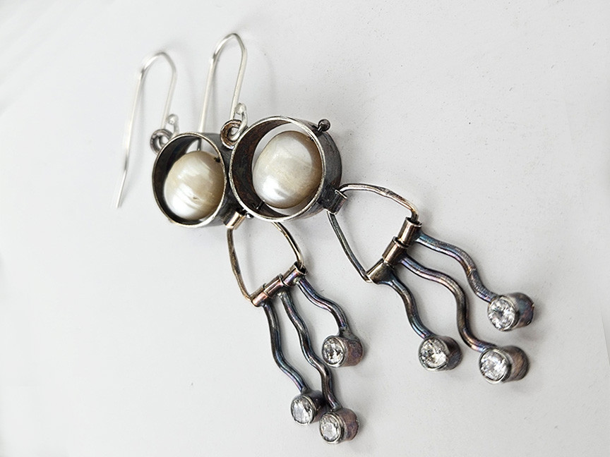 15-7p Dancing Pearl Earrings - The Urban Beader