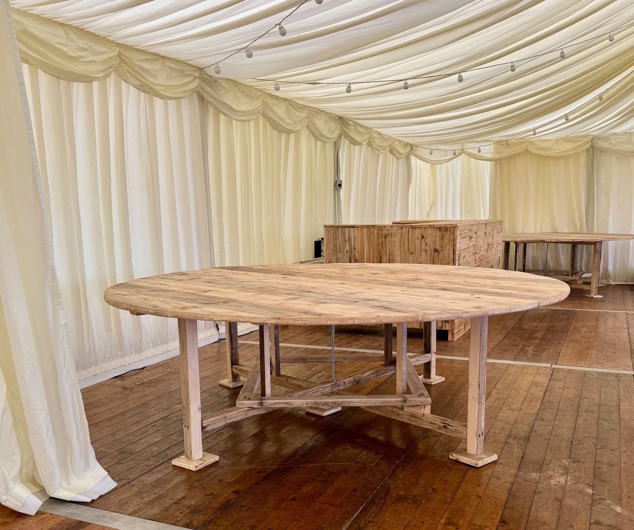 Round trestle table - DRIFTWOOD INTERIORS