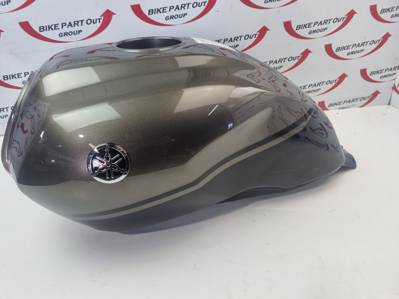 Fuel petrol tank scratch dent Yamaha XJR1300 2008 5UX-Y2410-00-04 ...