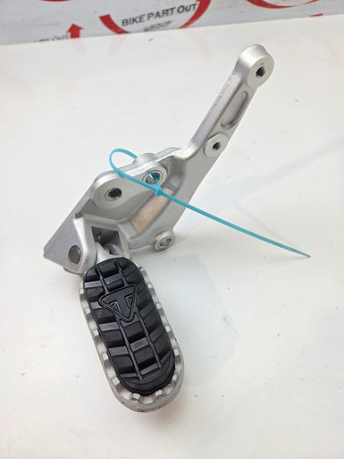 LH Foot peg and mount bracket plate Tiger 900 GT Pro Rally T2082204 ...