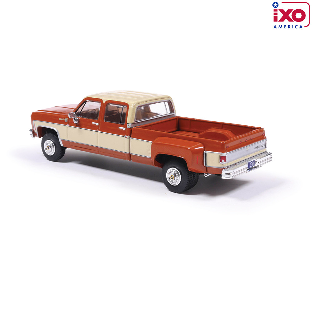 1:64 1975 Chevrolet K30 Crew Dab Dually - Grecian Bronze and Santa Fe ...