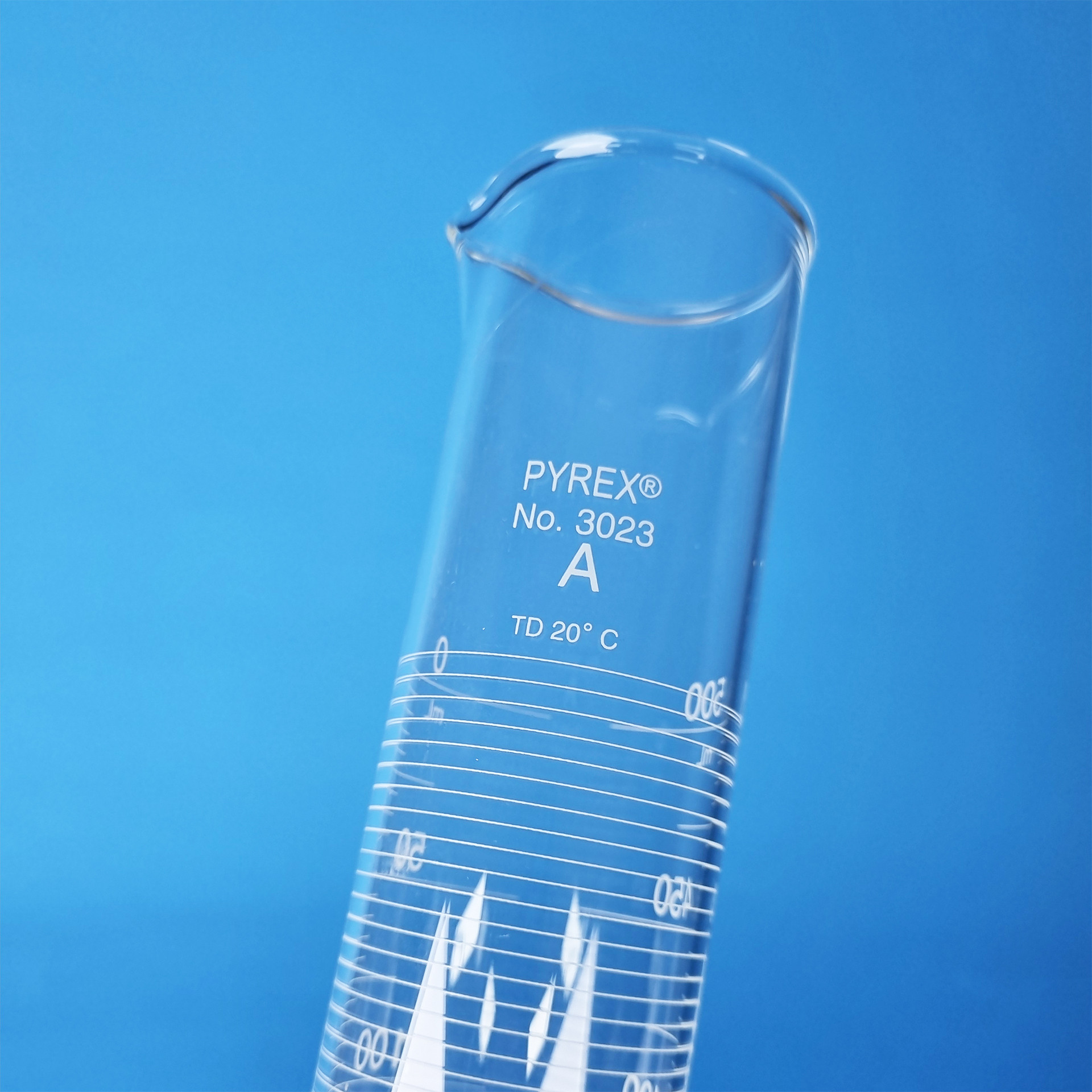 Laboratory Measuring Cylinders for Accurate Results | LabDirect