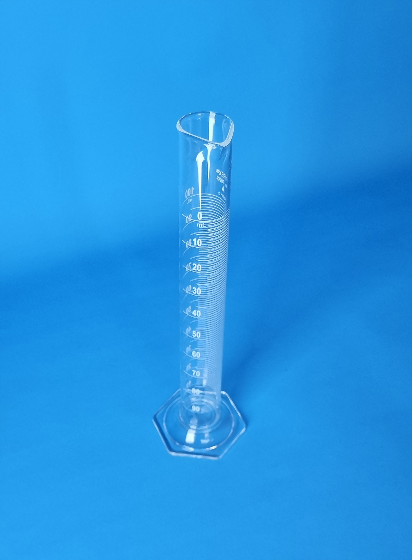 Laboratory Measuring Cylinders for Accurate Results | LabDirect