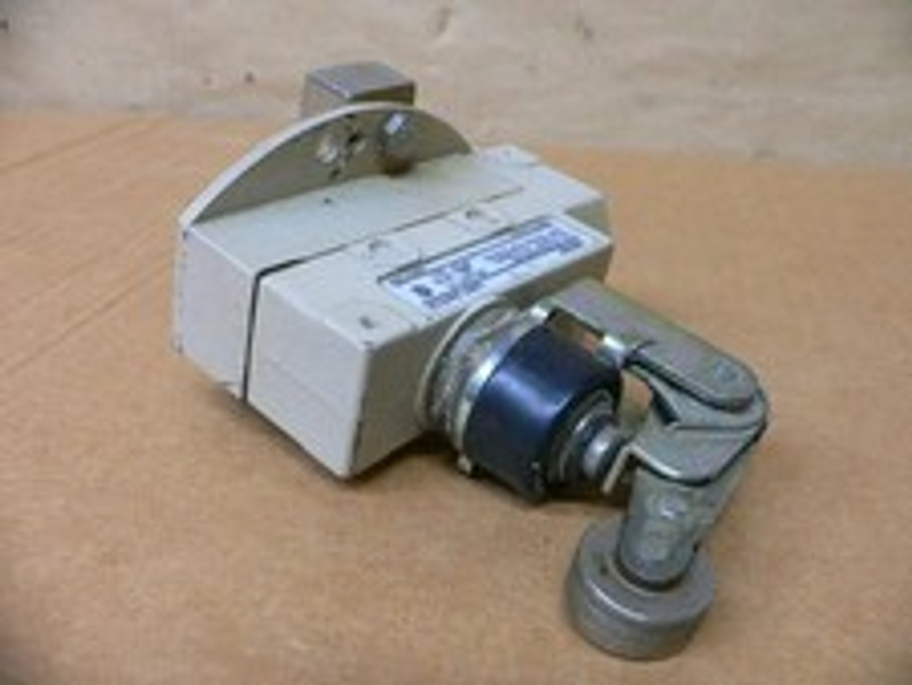 Omron Zv-Na2-2S Enclosed Limit Switch W/ Plunger & Roller Lever Arm - Industrial Lynx