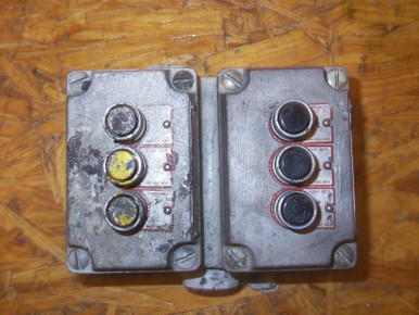 Killark 2 Gang Explosion Proof Box With 2 Xcs-0A9 3 Button Switches ...