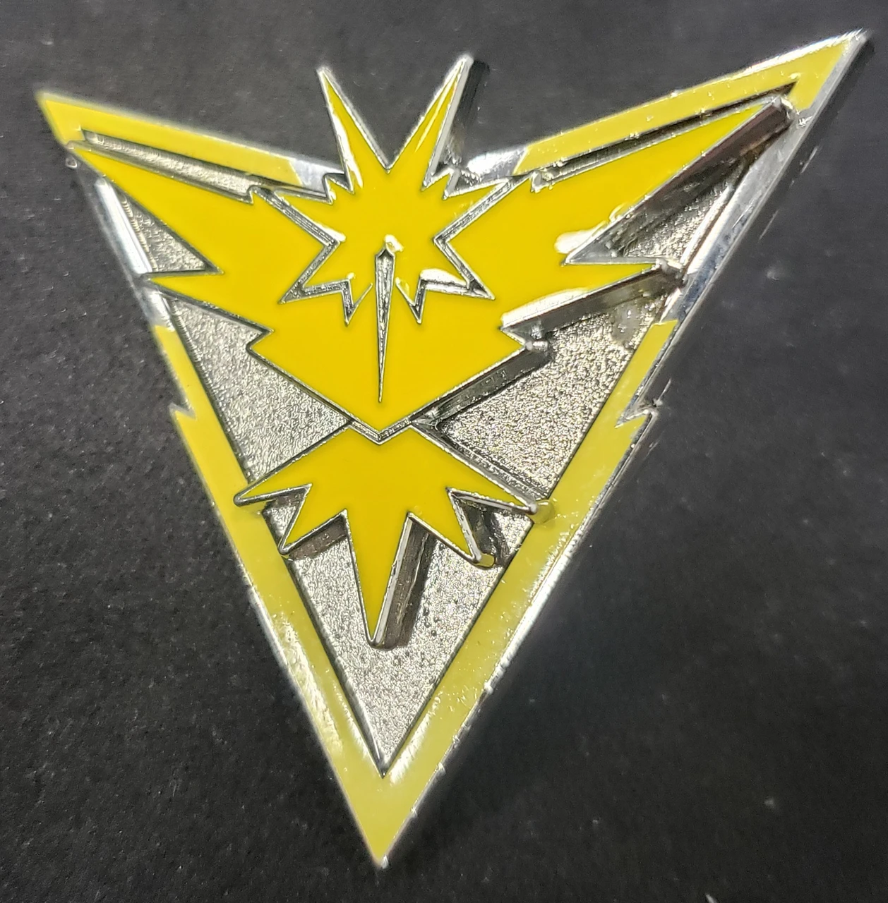 Pokemon TCG : Pokemon GO - Team Instinct Pin - Zapdos - Game Nerdz