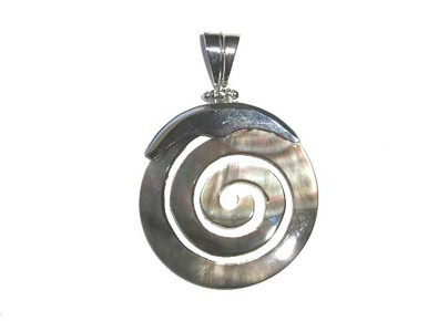 Black shell swirl pendant (40x55mm)