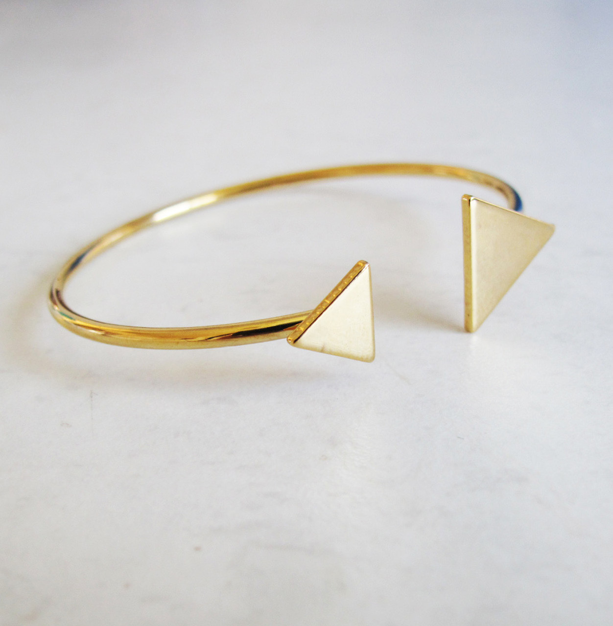 TRIANGLE BANGLE - GOLD - MAGENTA BELLA