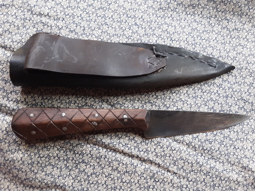 Walnut handle English patch knife with checkering