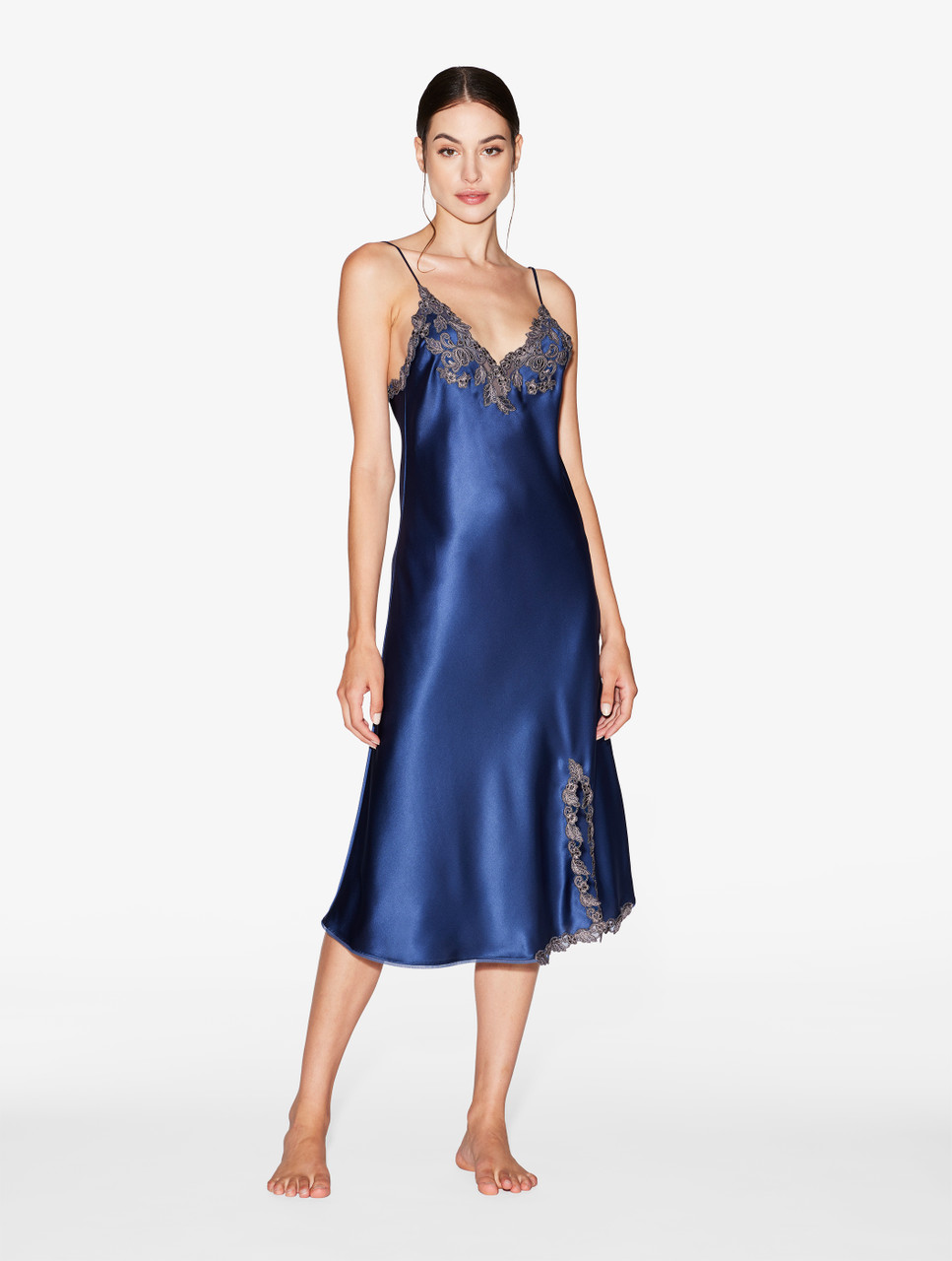 Chemise de nuit courte en satin de soie bleu fonce rehaussee d une broderie en guipure frastaglio La Perla France