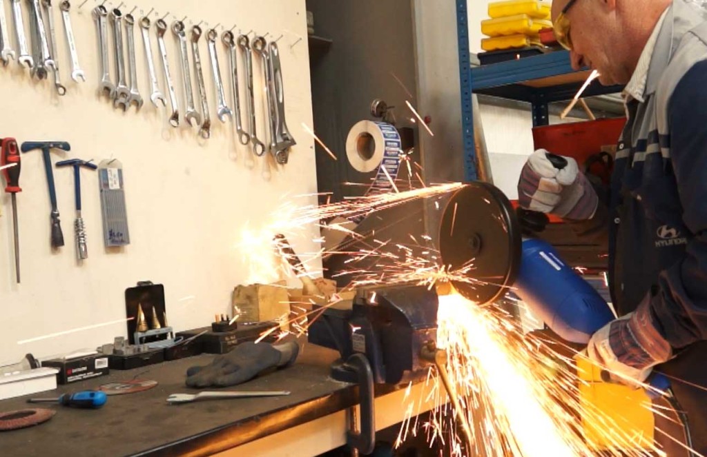 A Beginner's Guide to Angle Grinders - The Power Site