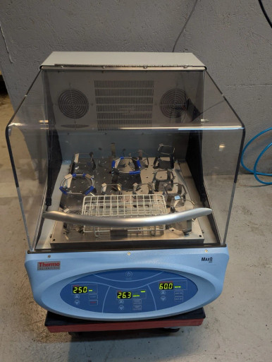 Thermo Scientific MaxQ 4000 Incubator Orbital Shaker Model 4328 SHKE4000