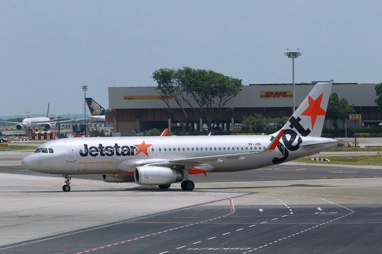 Phoenix Model Jetstar Asia Airbus A320 9V-JSQ 12032 Scale 1:400