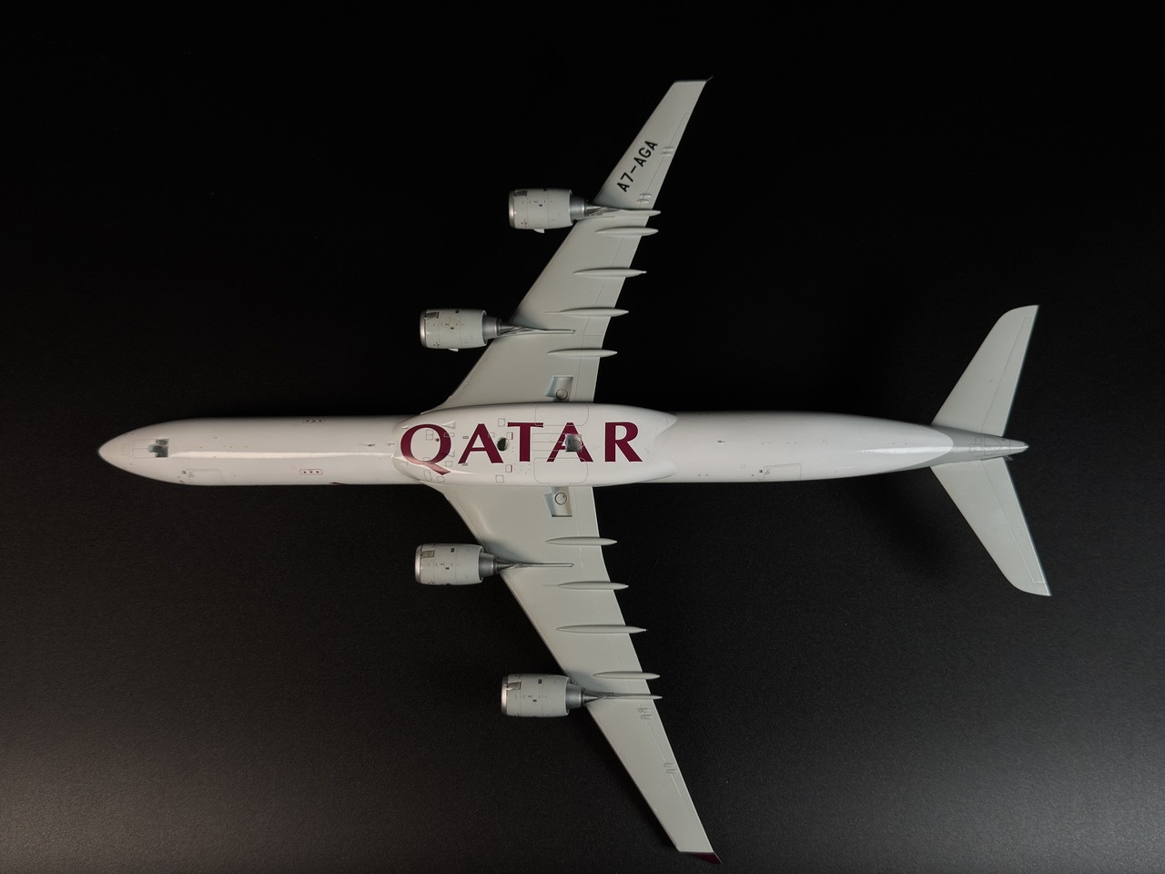 JC Wings Qatar Airways Airbus A340-600 Reg: A7-AGA With Stand XX20301 1:200