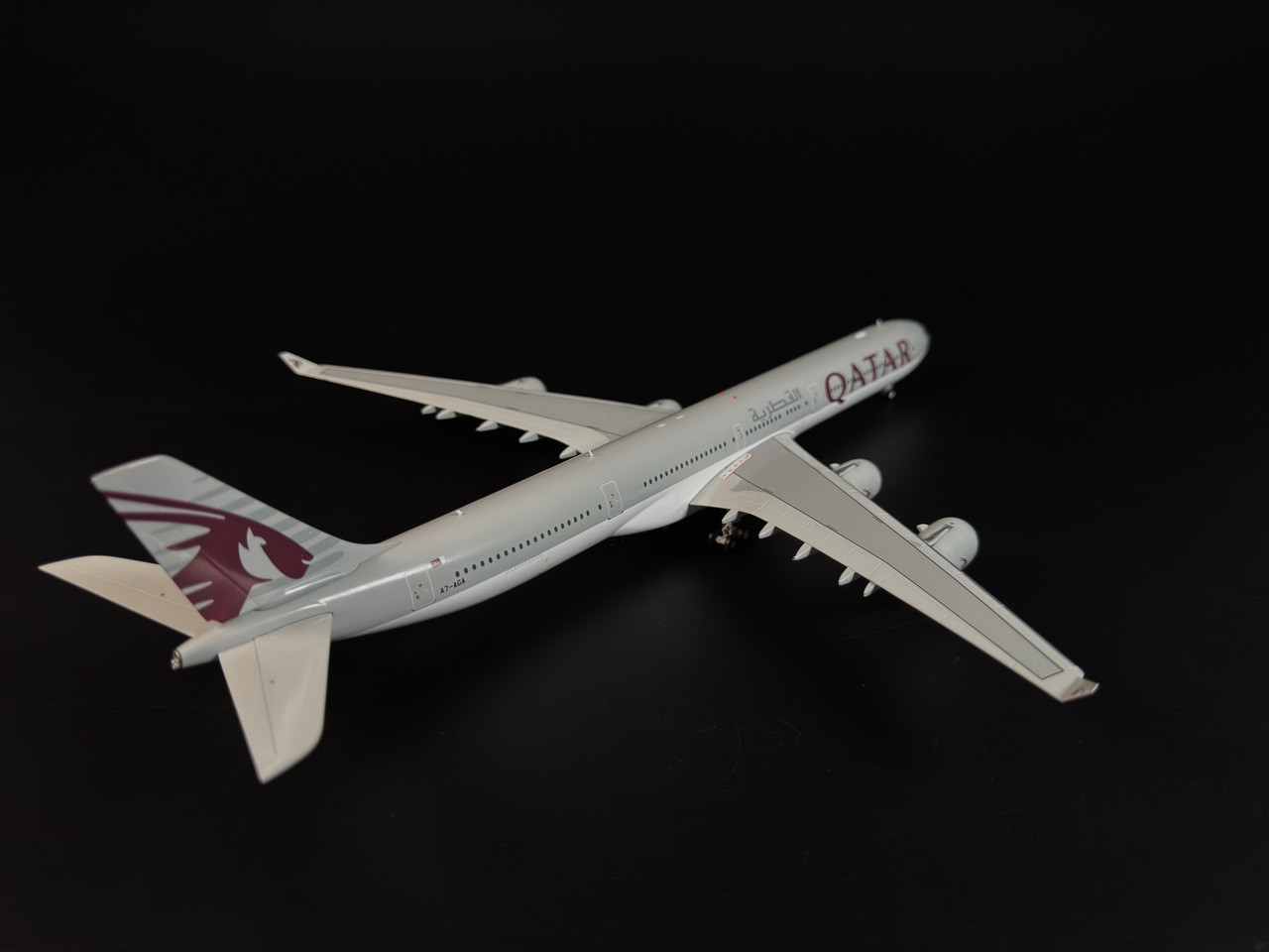 JC Wings Qatar Airways Airbus A340-600 Reg: A7-AGA With Stand XX20301 1:200