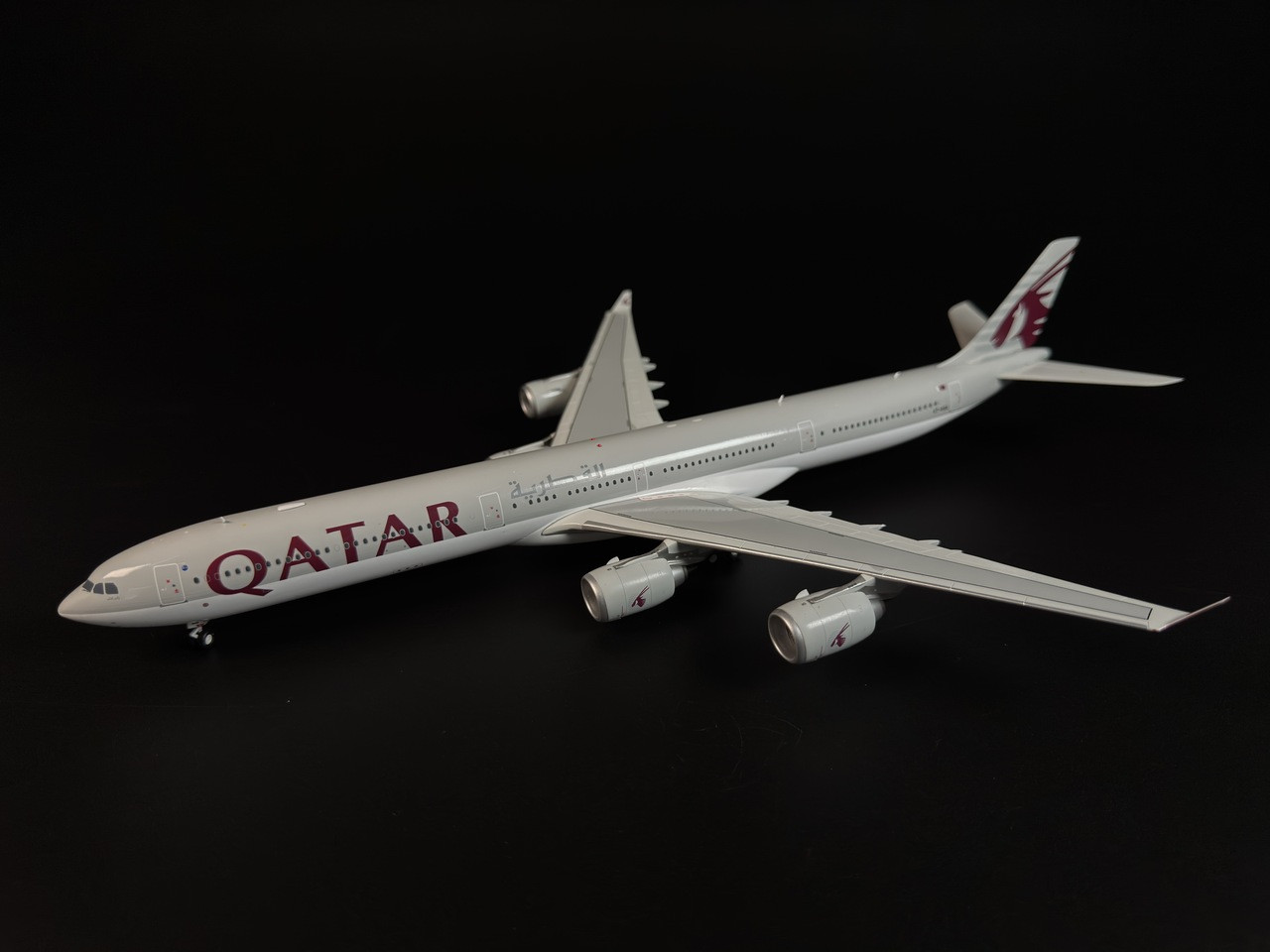 JC Wings Qatar Airways Airbus A340-600 Reg: A7-AGA With Stand XX20301 1:200