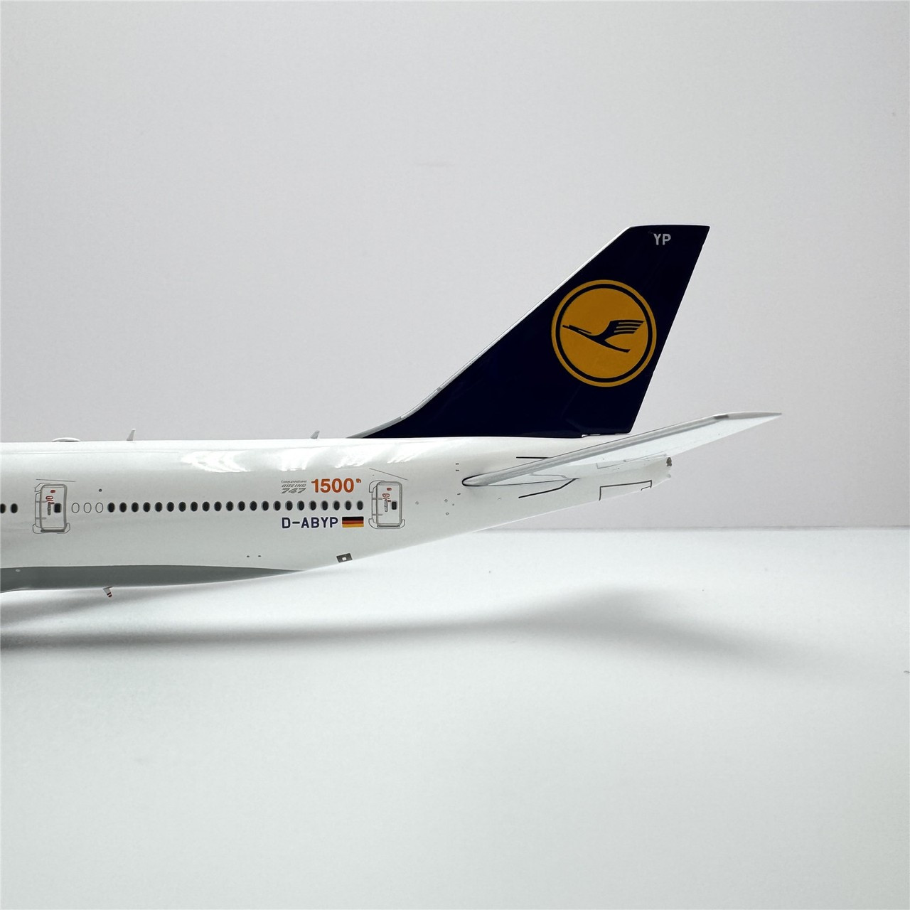 Lufthansa Boeing 747-8 Reg: D-ABYP YY74807 Scale 1:400