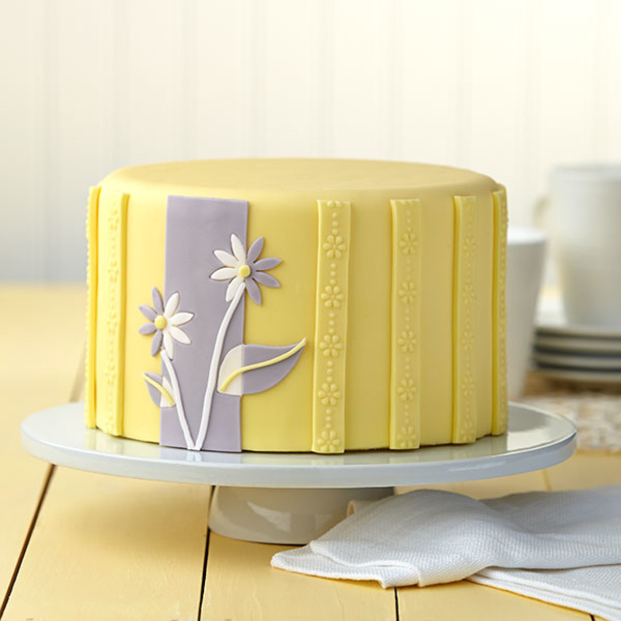 Dual-Toned Daisies Cake - Wilton